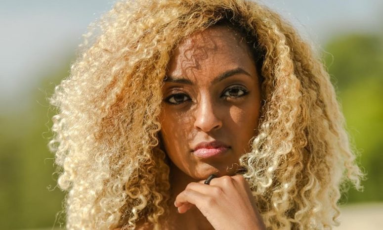 Melat - Singersroom.com