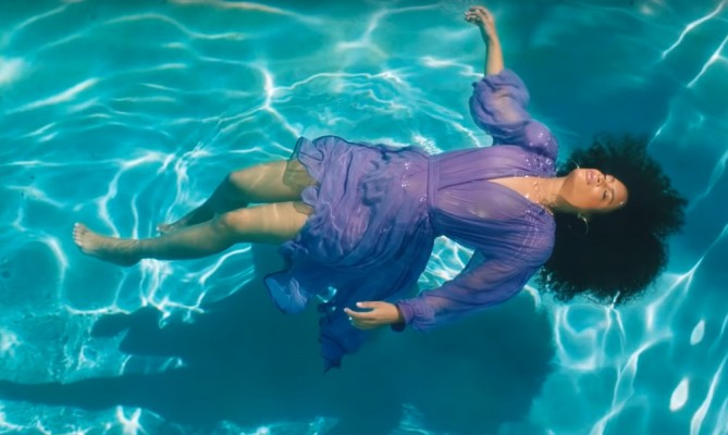 Nicole Bus - Singersroom.com