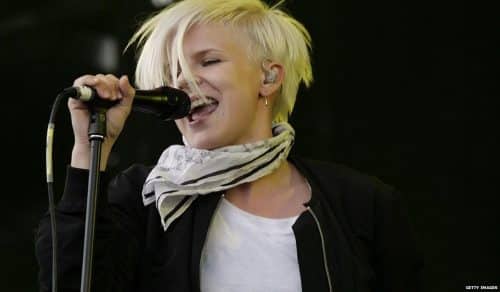 10 Best Robyn Songs of All Time - Singersroom.com