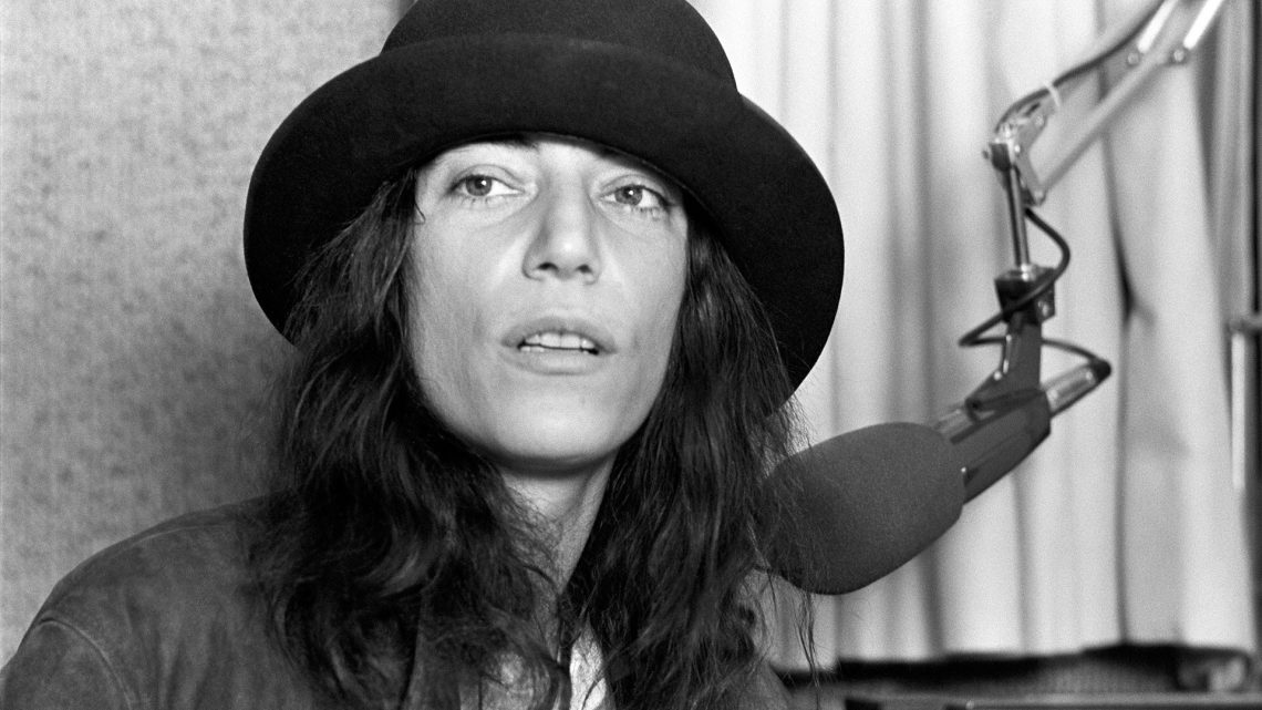 10 Best Patti Smith Songs of All Time - Singersroom.com