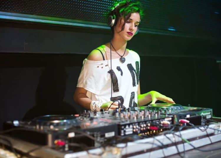 10 Best Eric Clapton Songs of All Time - Singersroom.com