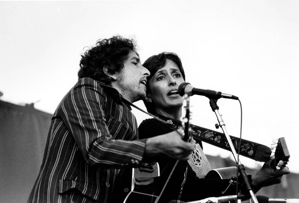 15 Best Folk Music Singers of All Time - Singersroom.com