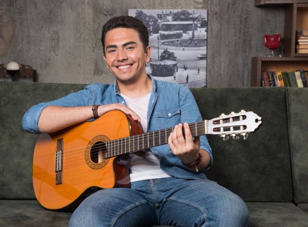 Best Guitar Lessons and Teachers Near Me - Singersroom.com