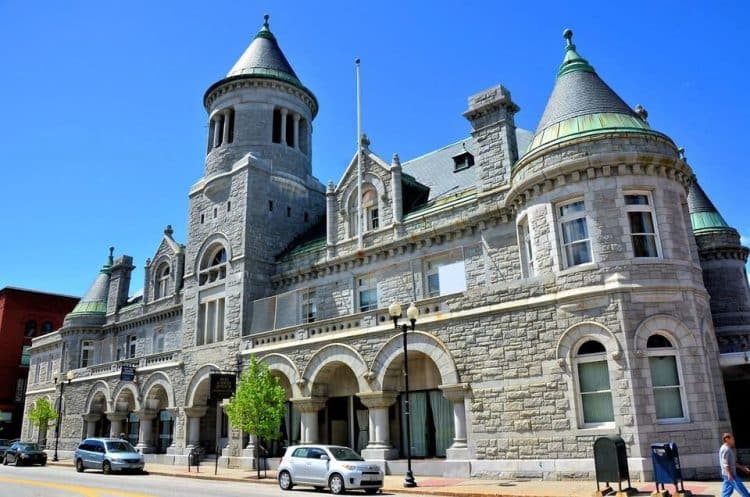 10 Famous Singers from Maine - Singersroom.com