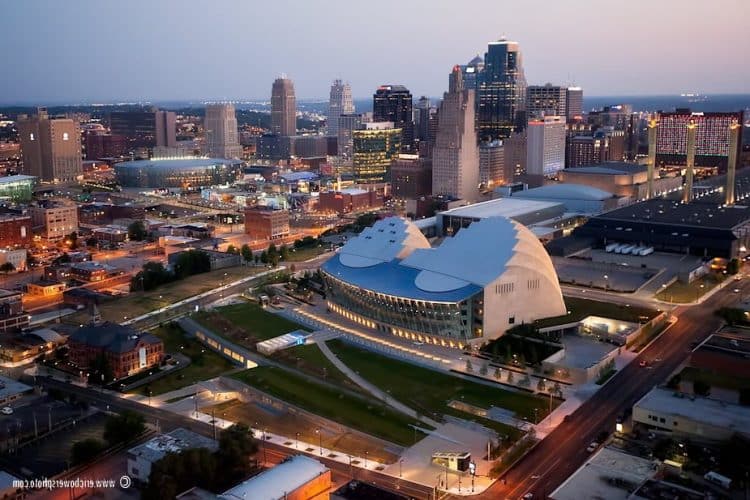 10 Famous Singers from Kansas - Singersroom.com