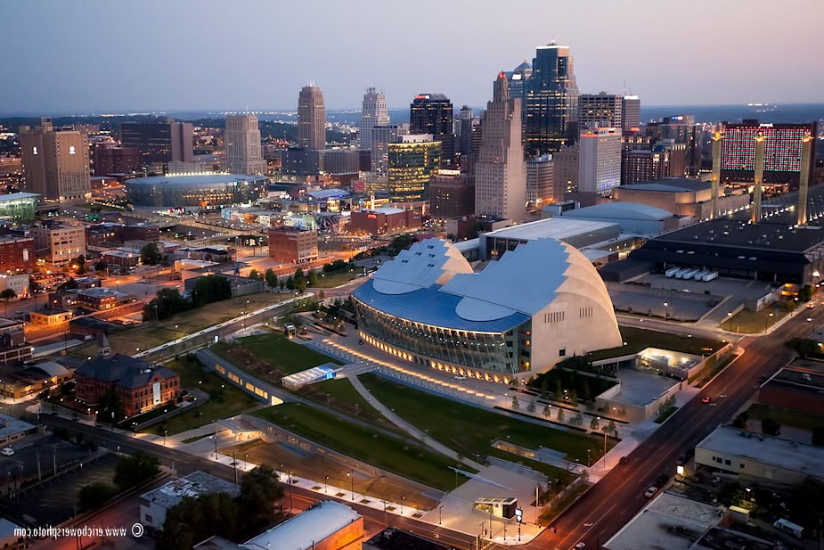 10 Famous Singers from Kansas - Singersroom.com