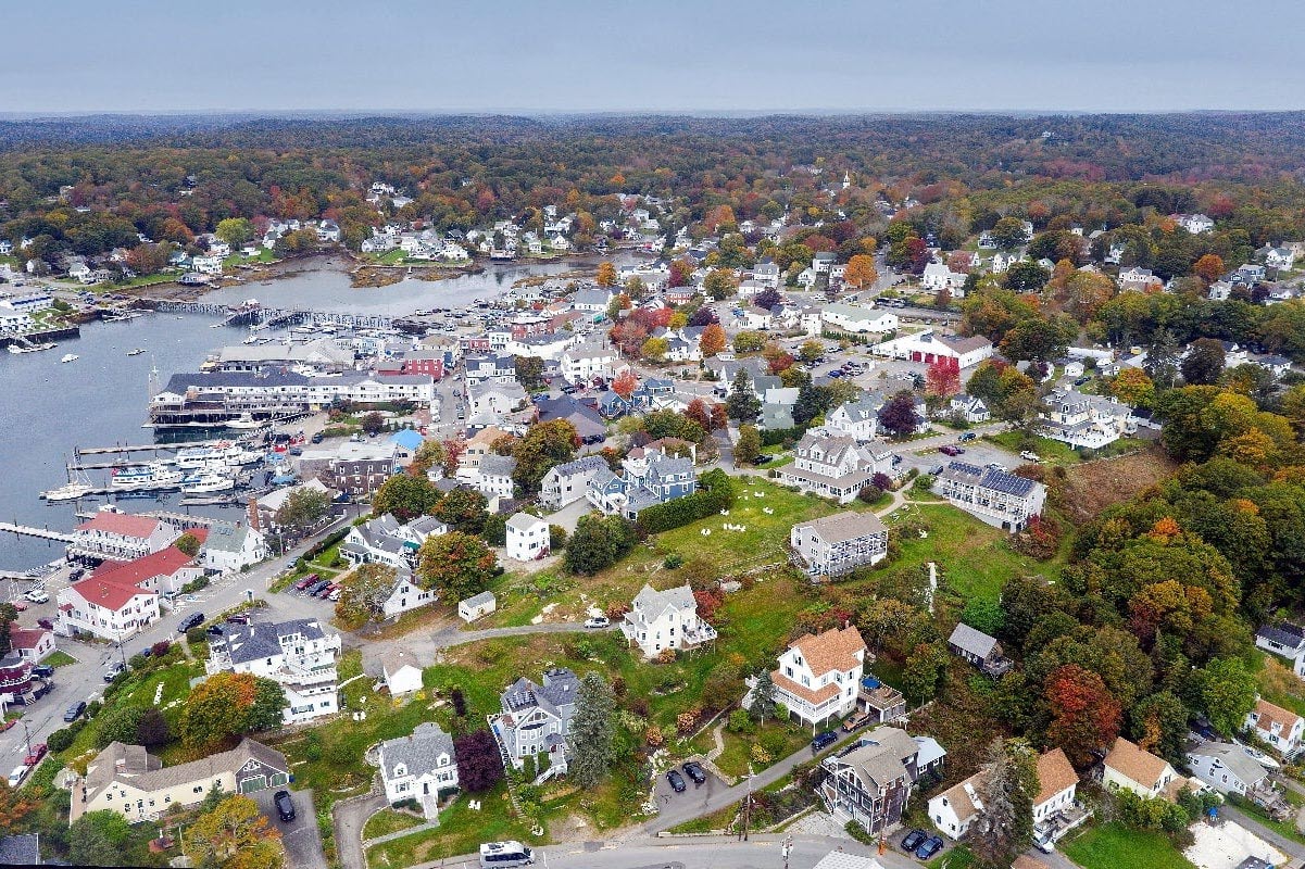 10 Famous Singers from Maine - Singersroom.com