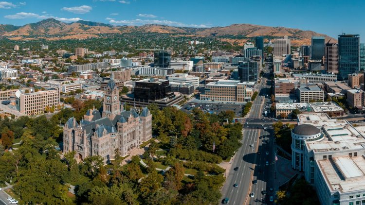 10 Famous Singers from Utah - Singersroom.com