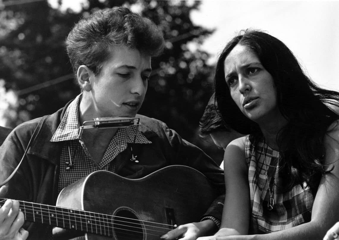 15 Best Folk Music Singers of All Time - Singersroom.com