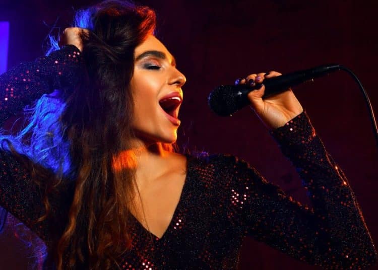 10 Famous Singers from Iowa - Singersroom.com