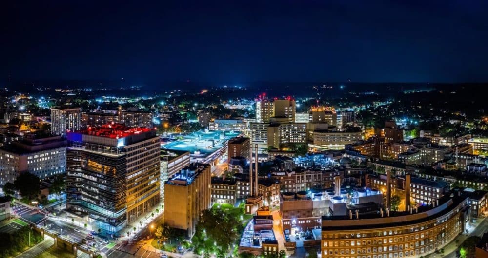 10 Famous Singers from Connecticut - Singersroom.com