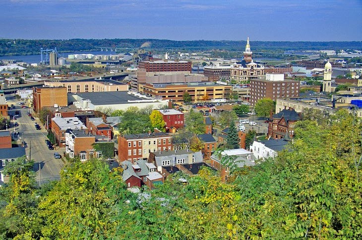 10 Famous Singers from Iowa - Singersroom.com