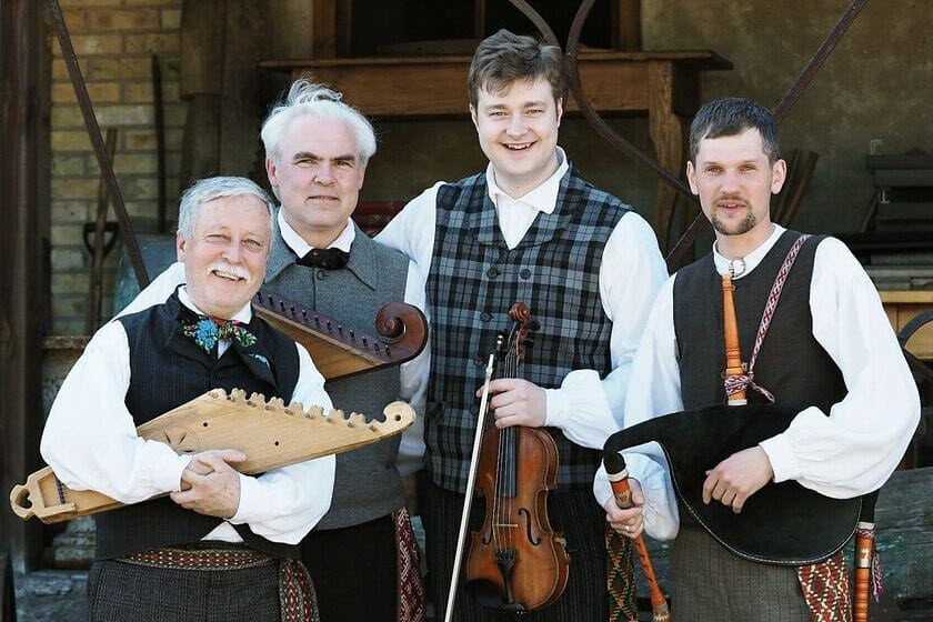 15 Best Folk Music Songs of All Time - Singersroom.com